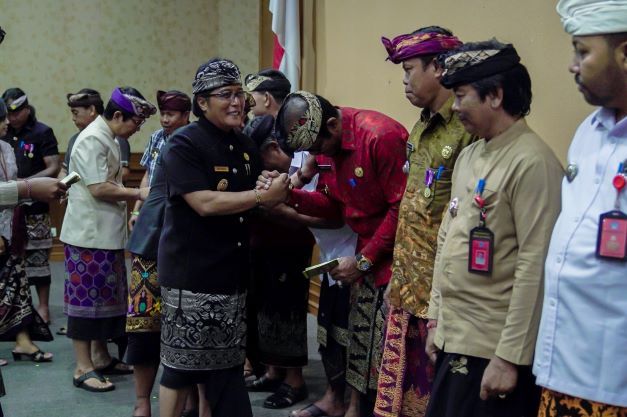Bupati Giri Prasta Gelontorkan Rp9 Miliar Dana BKK TPS3R Tahun 2023